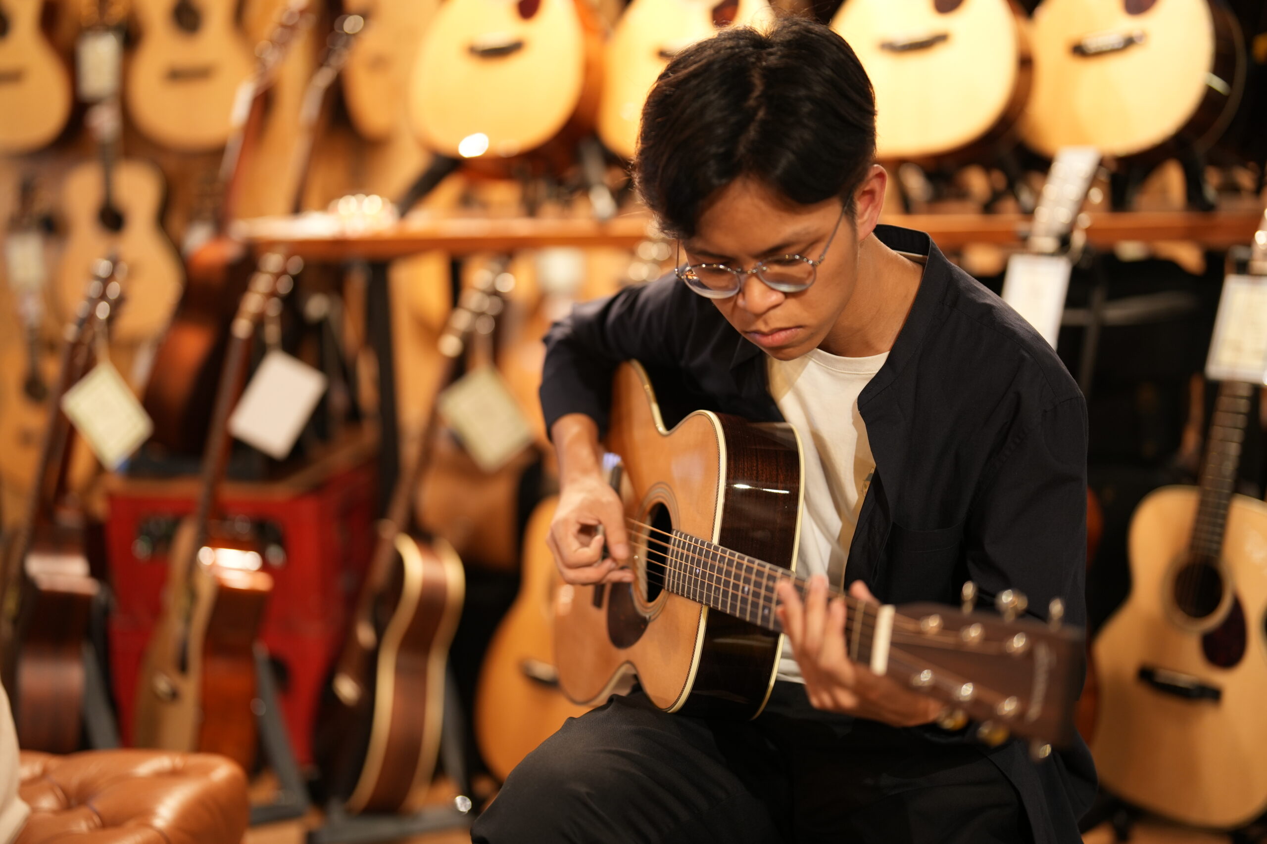 Tutor: Thomas Ng - hkguitarstore.com